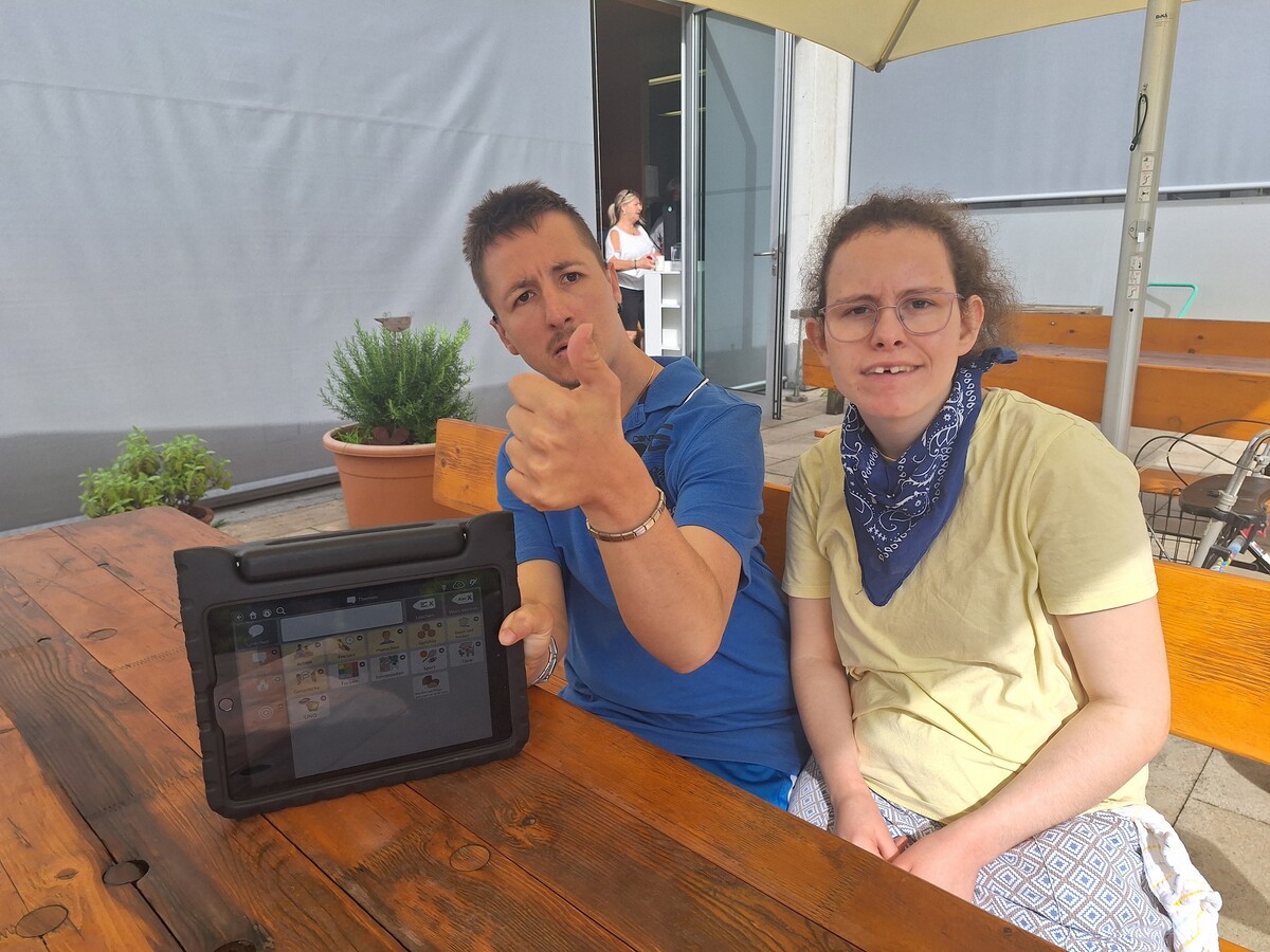 Wie Tablet, Symbole und Handzeichen den Alltag erleichtern: Caritas ...